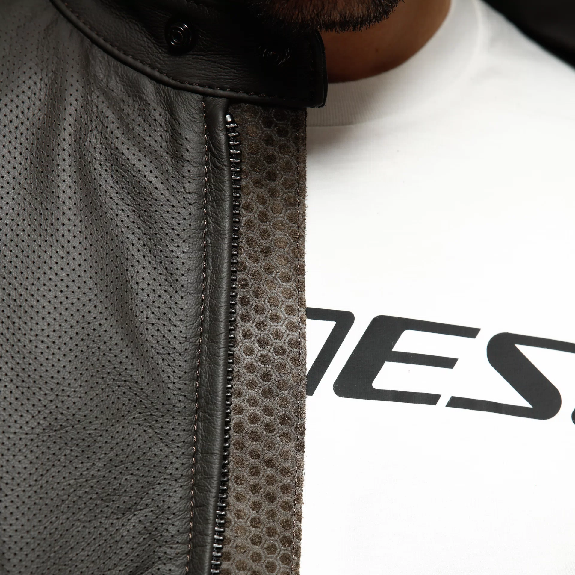 ISTRICE - MEN'S MOTORCYCLE PERFORATED LEATHER JACKET | DARK-BROWN | Dainese